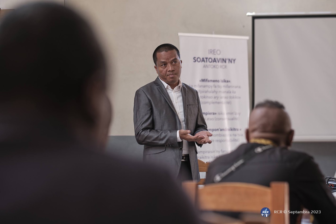 Vatsimpianarana - fanehoan-kevitr'i Laza Razafiarison - RCR/TOLONA ...